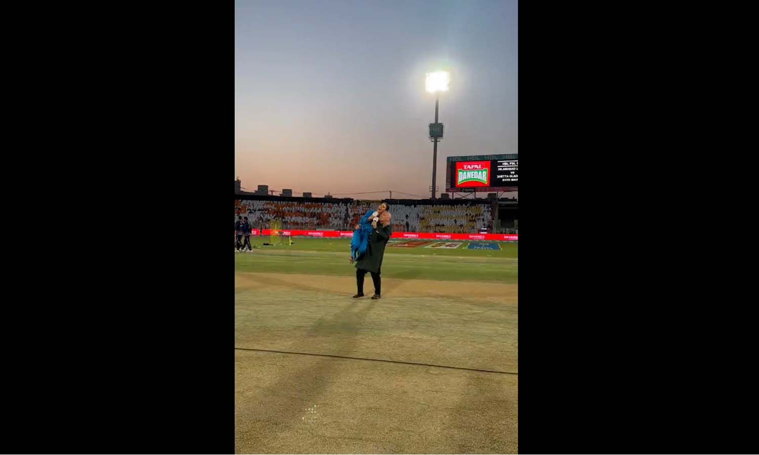 అకస్మాత్తుగా క్రికెట‌ర్ భార్య‌ను ఎత్తుకున్న వ్యాఖ్యాత.. రియాక్ష‌న్ ...