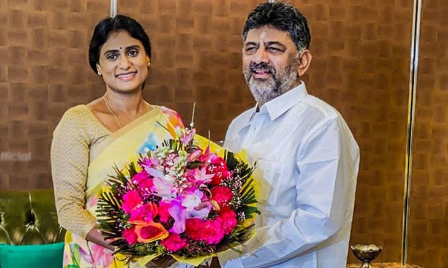కర్ణాటక డిప్యూటీ సీఎం డీకేతో వైఎస్‌ షర్మిల భేటీ | YS Sharmila meets DK Shivakumar in Bangalore