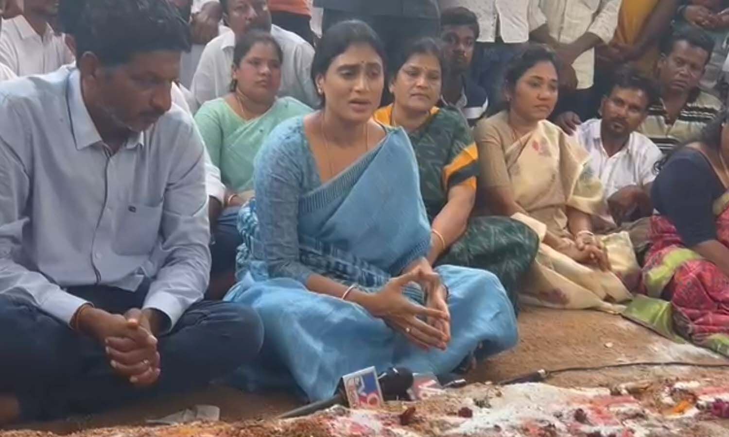 ట్యాంక్‌బండ్‌పై గద్దర్ విగ్రహం ఏర్పాటు చేయాలి: షర్మిల | YS Sharmila ...