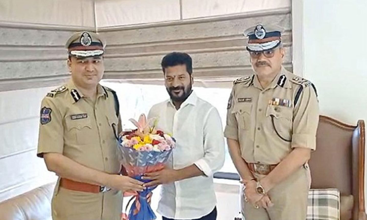 టీపీసీసీ చీఫ్ రేవంత్‌రెడ్డిని కలిసిన డీజీపీ అంజనీకుమార్ | dgp anjani kumar meet revanth reddy