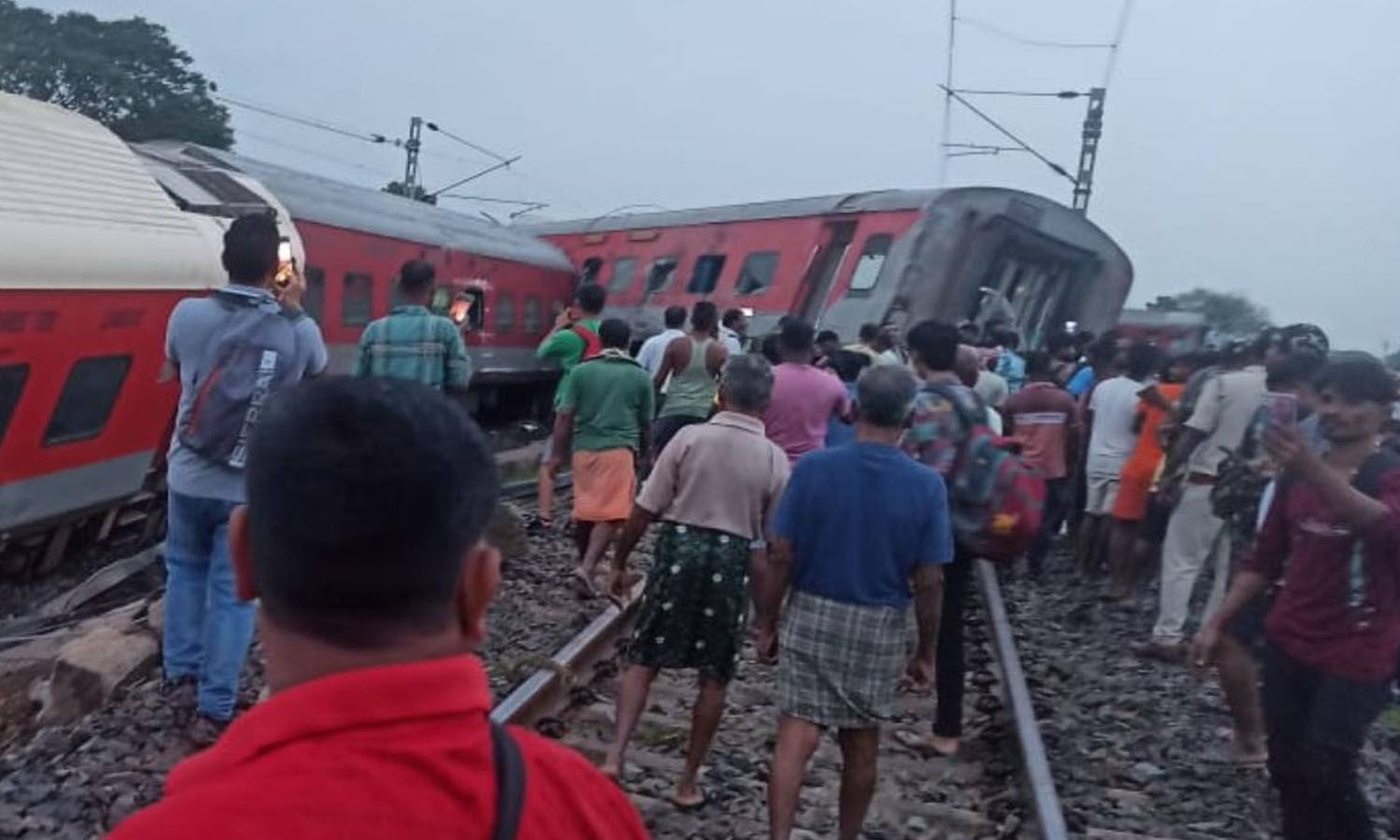 మరో రైలు ప్రమాదం, పట్టాలు తప్పి చెల్లాచెదురుగా పడ్డ బోగీలు | jharkhand ...