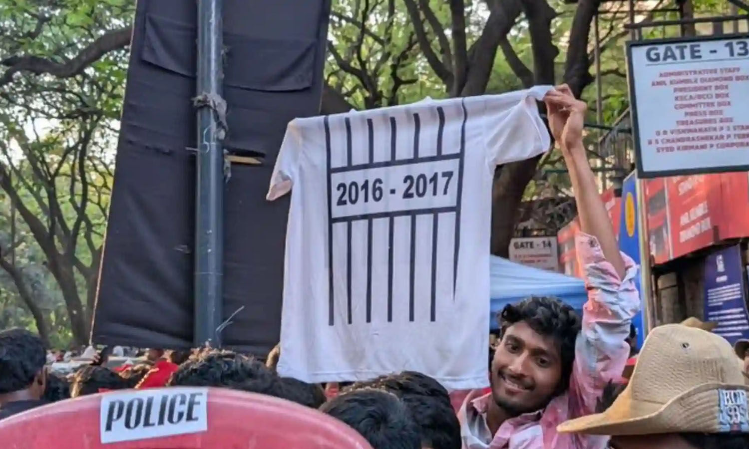 స్పెషల్ టీ షర్ట్స్ తో చెన్నై సూపర్ కింగ్స్ ని ట్రోల్ చేసిన ఆర్సీబీ ...