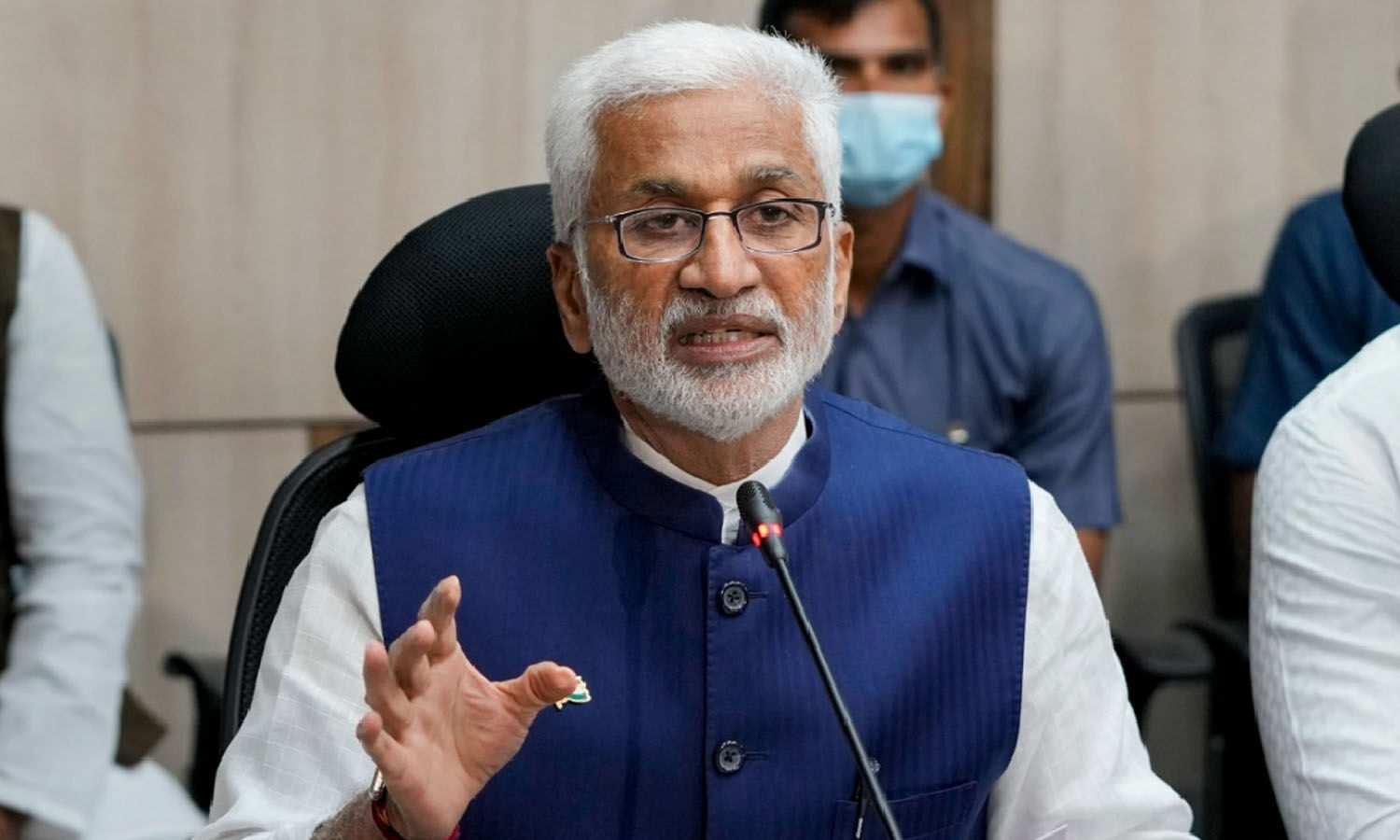 'నన్ను రెచ్చగొడితే వైఎస్‌ జగన్‌కే నష్టం'.. విజయసాయిరెడ్డి సంచలన కామెంట్స్‌ | Former YSRCP MP ...