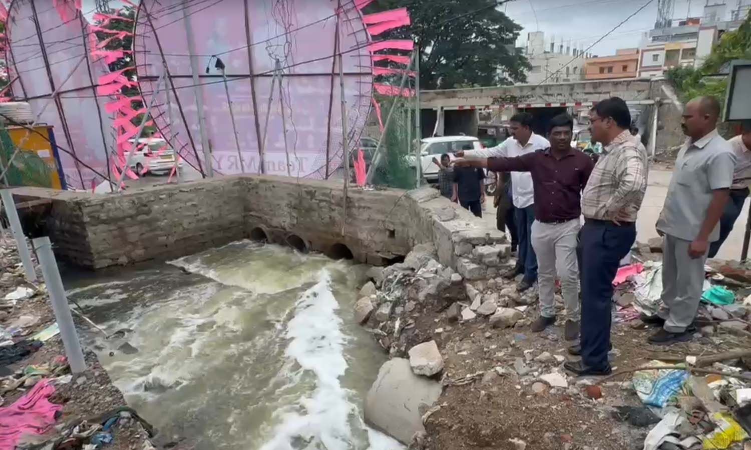 వరద ముప్పు ప్రాంతాలను పరిశీలించిన హైడ్రా కమిషనర్ | Hydra Commissioner ...