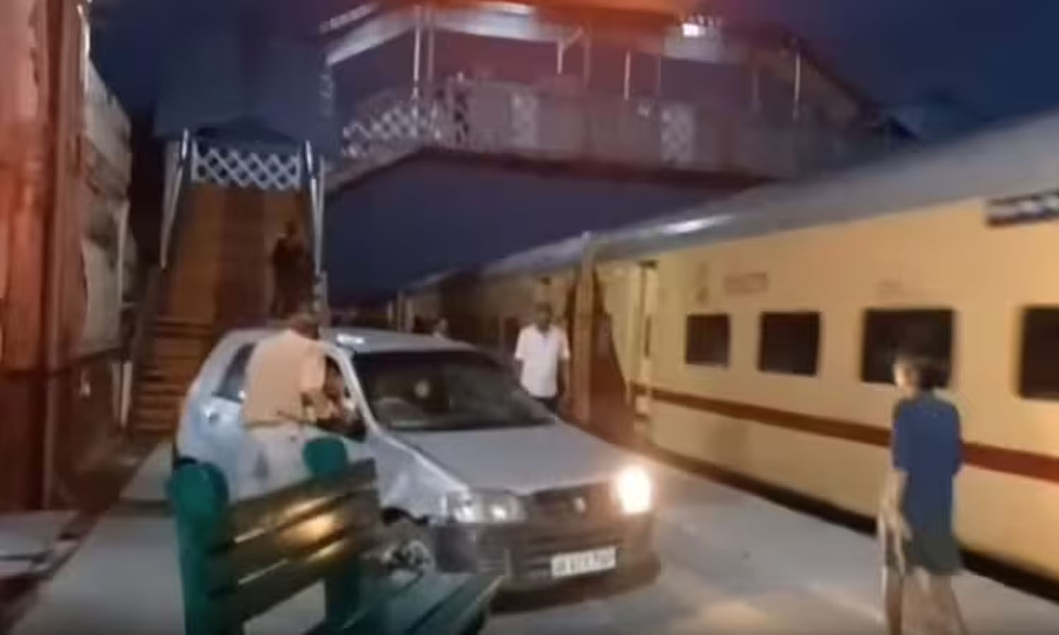 Video: రైల్వే స్టేషన్ ప్లాట్‌ఫారమ్‌పై కారుతో వ్యక్తి హల్‌చల్ | Drunk man drives car onto railway ...